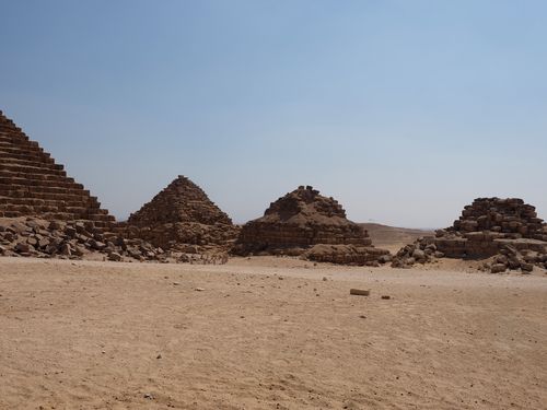 Gizeh • Piramides van de Koninginnen - Getuigen van koninklijke tradities